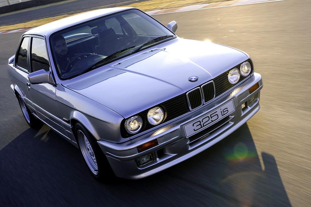 MODERN 330IS SALUTES ANCIENT BMW RACE LEGEND - Auto.