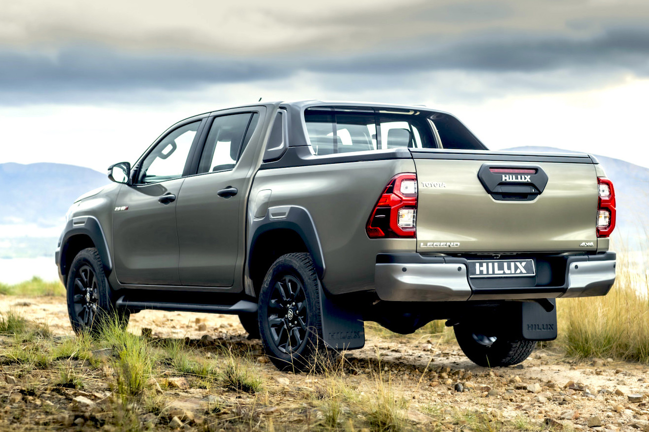 LOOK SHARP! A NEW HILUX IS IN TOWN! - Auto.