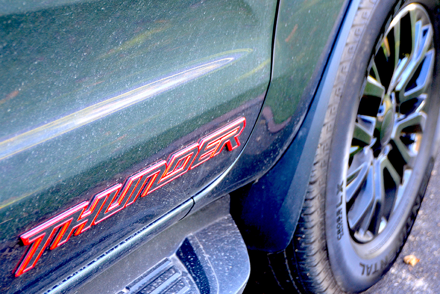 THUNDERBOLT & LIGHTNING — TOP FORD RANGER TESTED - Auto.