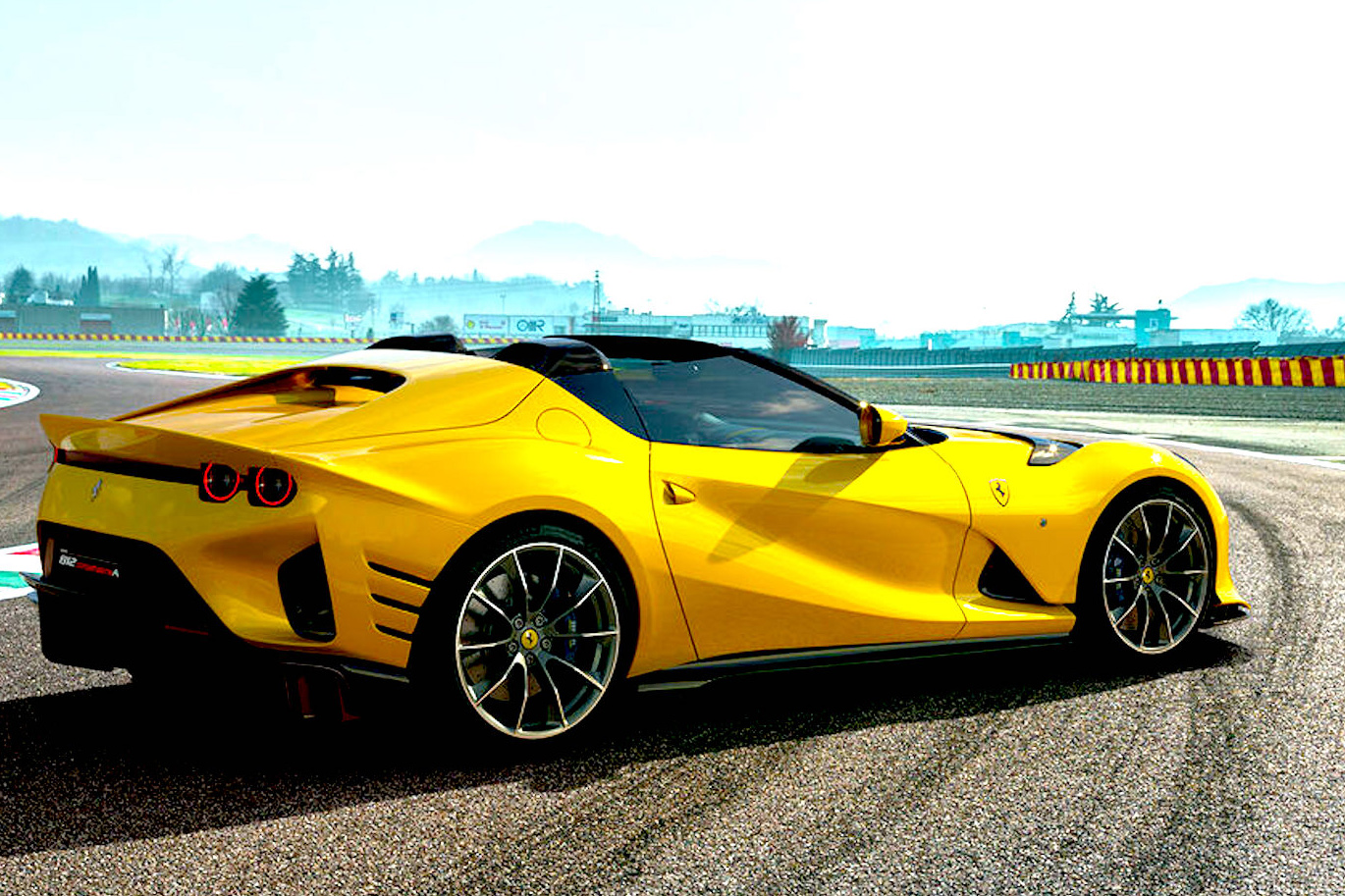 COMPETIZIONE — FERRARI’S RECORD SUPERFAST TWINS - Auto.