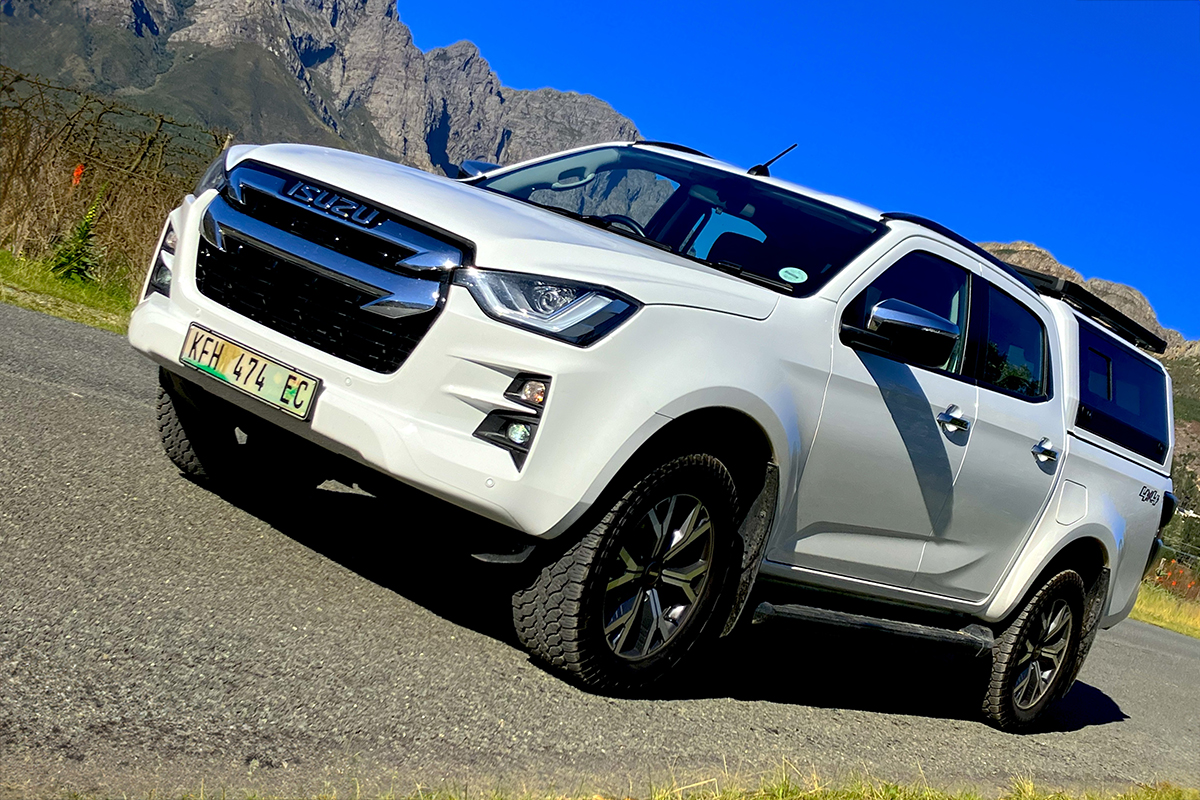 D-MAX LSE BOXES OUT OF ITS BAKKIE BOOTS - Auto.