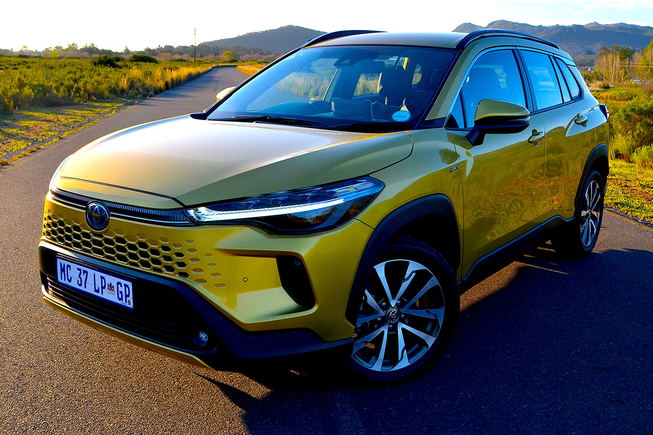 COROLLA CROSS: LIVING THE HYBRID LIFE - Auto.